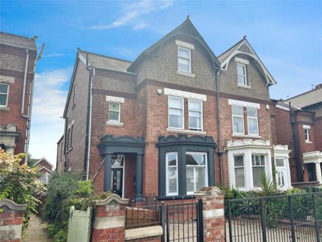 6 bedroom semi detached house for sale in Axholme Road, Doncaster, South Yorkshire, DN2