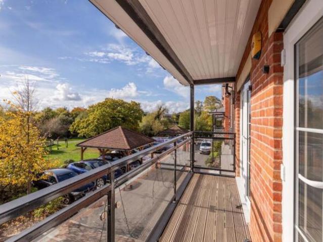 6 bedroom semi detached house for sale in Denton Way, Langley, SL3