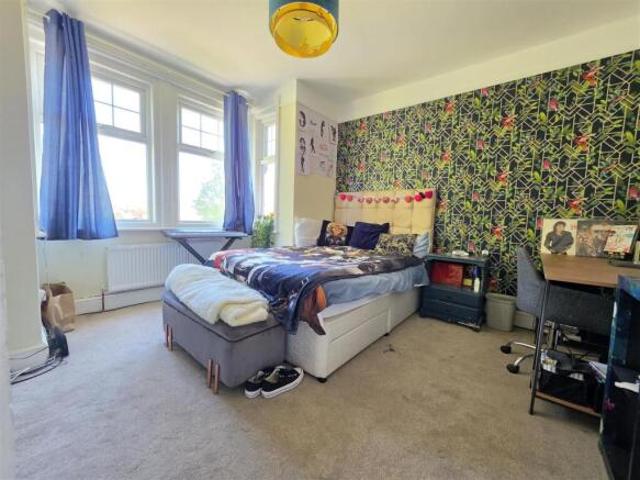 6 bedroom semi detached house for sale in Hucclecote Road, Gloucester, GL3