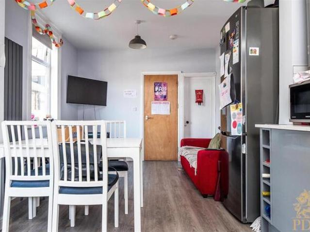6 bedroom semi detached house for sale in Kimbolton Avenue, Nottingham, NG7