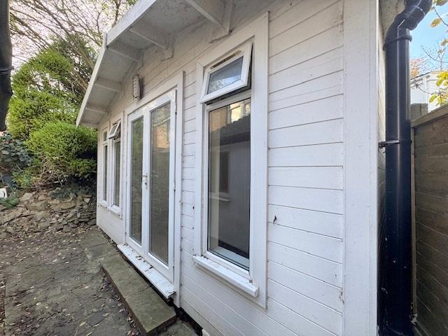 6 bedroom semi detached house for sale in London Road, South Luton, Bedfordshire, LU1 3UQ, LU1