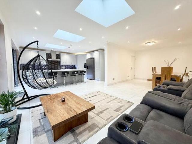 6 bedroom semi detached house for sale in Manton Drive, Old Bedford Road Area, Luton, Bedfordshire, LU2 7DL, LU2