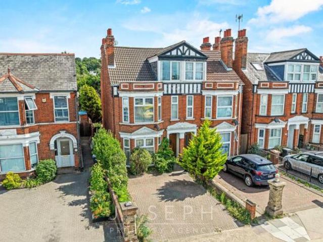 6 bedroom semi detached house for sale in Norwich Road, Ipswich, IP1