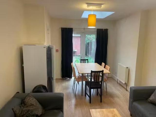 6 bedroom semi detached house for rent in 63 Wathen Road, CV32.