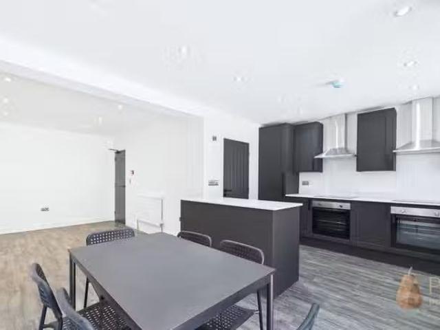 6 bedroom semi detached house for rent in Terringes Avenue, Wo.