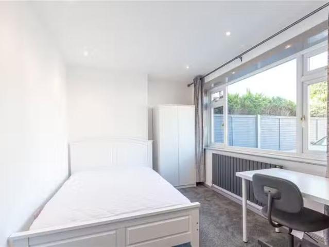 6 bedroom semi detached house for rent in Trevisa Grove, Brist.