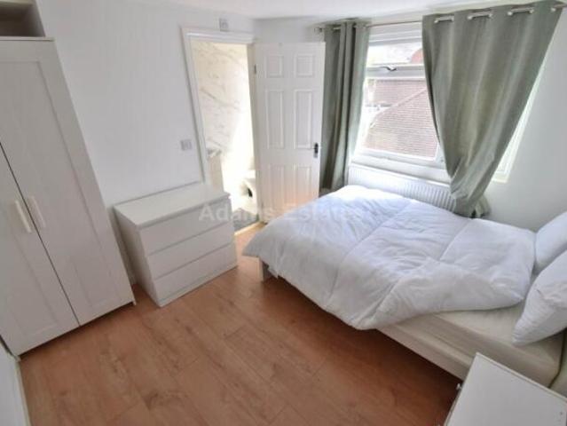 6 bedroom semi detached house for rent in Whitley Wood Lane, Reading, RG2