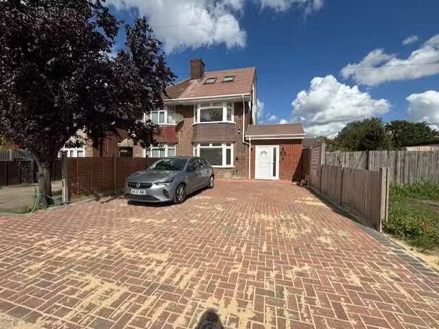 6 bedroom semi detached house for rent in Bicester Road, Ayles.