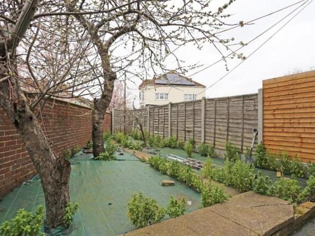 6 bedroom semi detached house for rent in Browning Road, London, E12