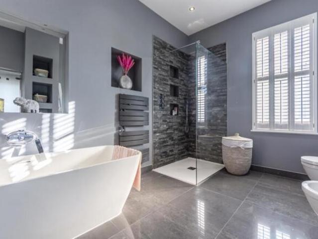 6 bedroom semi detached house for rent in Coppetts Road London N10