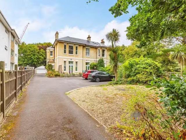 6 bedroom semi detached house for rent in Grove Road, Bournemo.