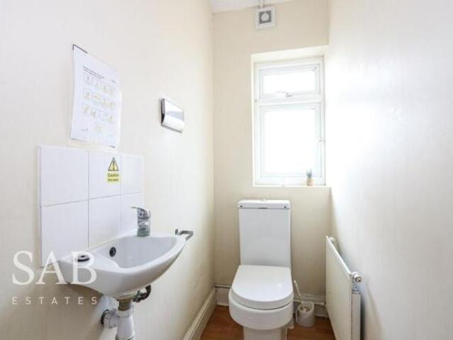 6 bedroom semi detached house for rent in Hanover Circle, Hayes, UB3