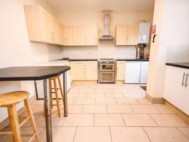 6 bedroom semi detached house for rent in Heron Court Road, Bo.
