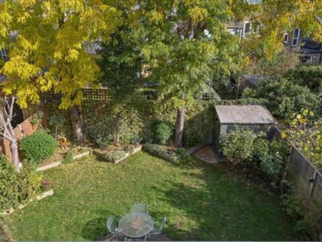 6 bedroom semi detached house for rent in Hollingbourne Road London SE24