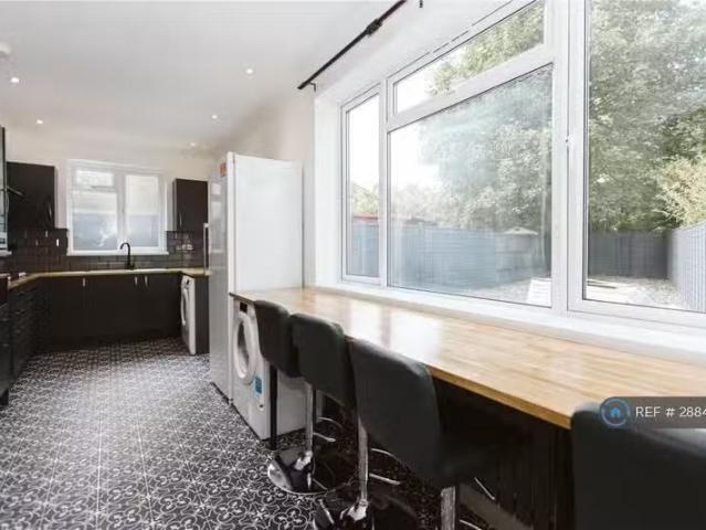 6 bedroom semi detached house for rent in Hunters Way, Bristol.