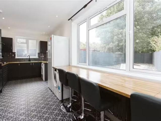 6 bedroom semi detached house for rent in Hunters Way, Filton.