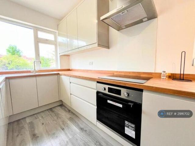 6 bedroom semi detached house for rent in Manor Drive North, Worcester Park, KT4