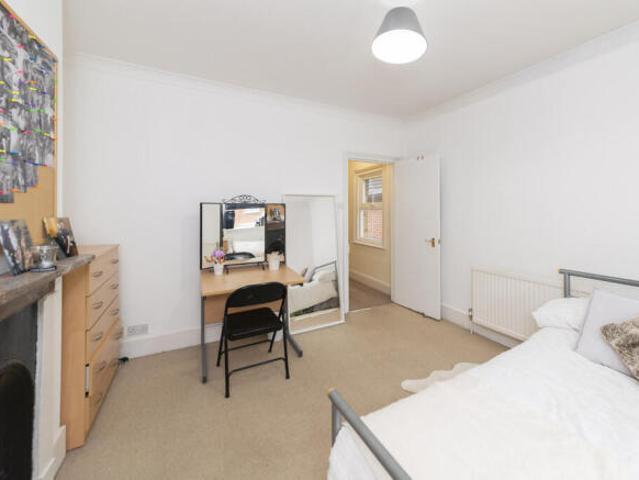 6 bedroom semi detached house for rent in Markenfield Road, Guildford, GU1