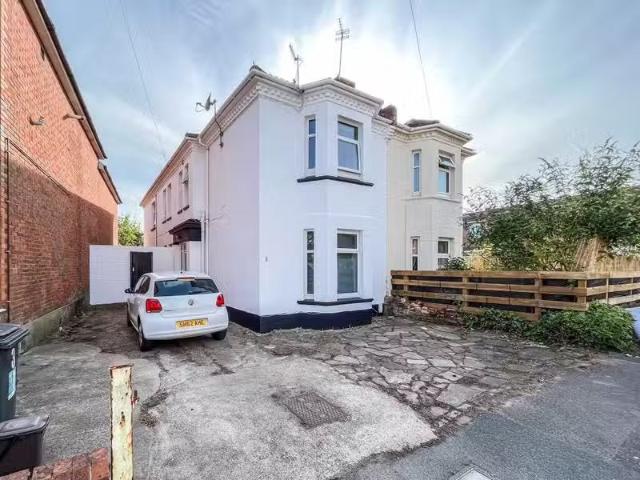 6 bedroom semi detached house for rent in Queensland Road, Bou.