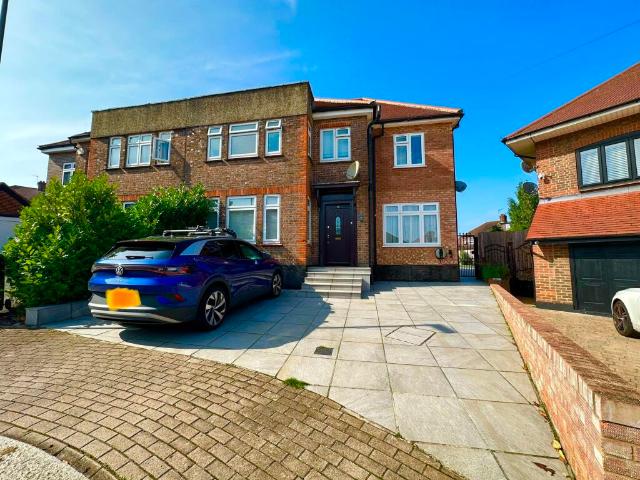 6 bedroom semi detached house for rent in Saddlescombe Way, London, N12