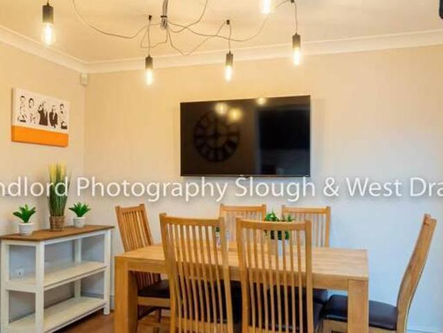 6 bedroom semidetached house for rent in Cabell Road Park Barn Guildford GU2