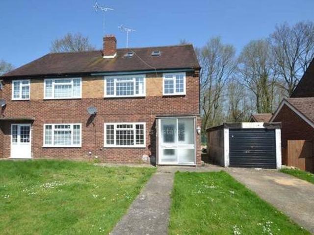 6 bedroom semidetached house for rent in Courts Road Reading RG6