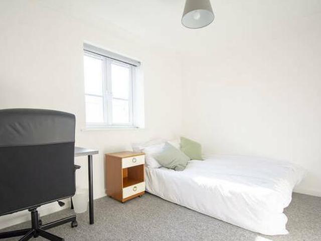 6 bedroom semidetached house for rent in Wycliffe Road Winton BH9