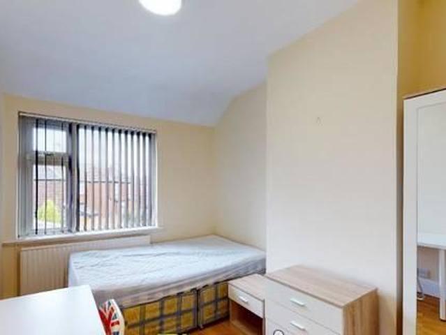 6 bedroom semidetached house for rent in Yew Tree Road Manchester Greater Manchester M14