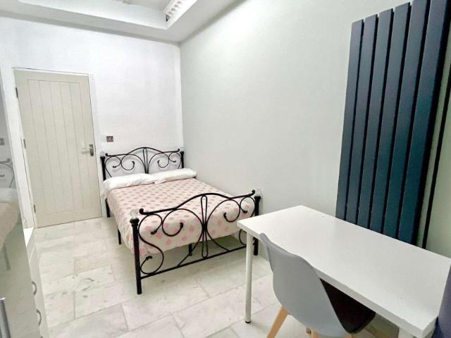 6 Bedroom Shared Living/roommate London London 100945839