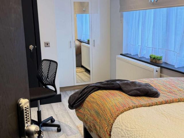 6 Bedroom Shared Living/roommate London London 101794464