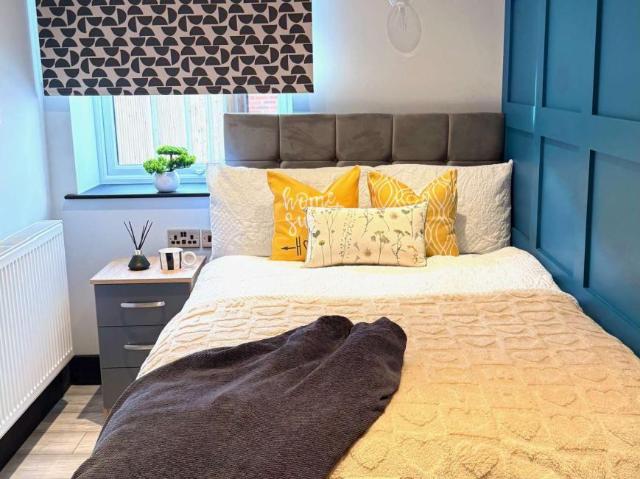6 Bedroom Shared Living/roommate London London 101812965