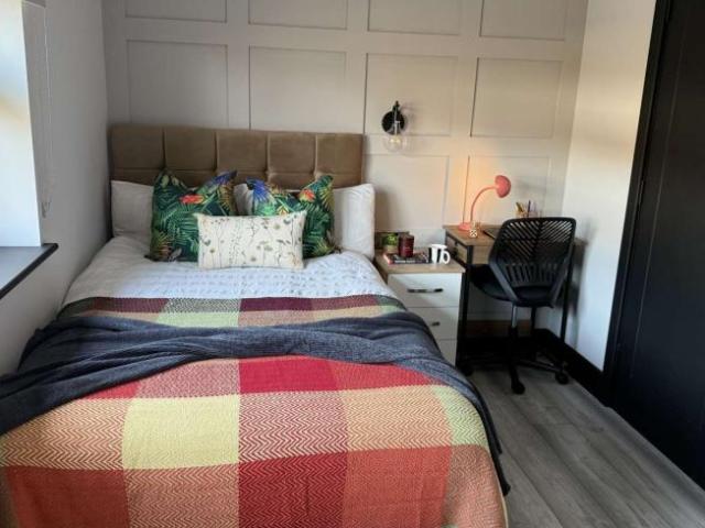 6 Bedroom Shared Living/roommate London London 101813969