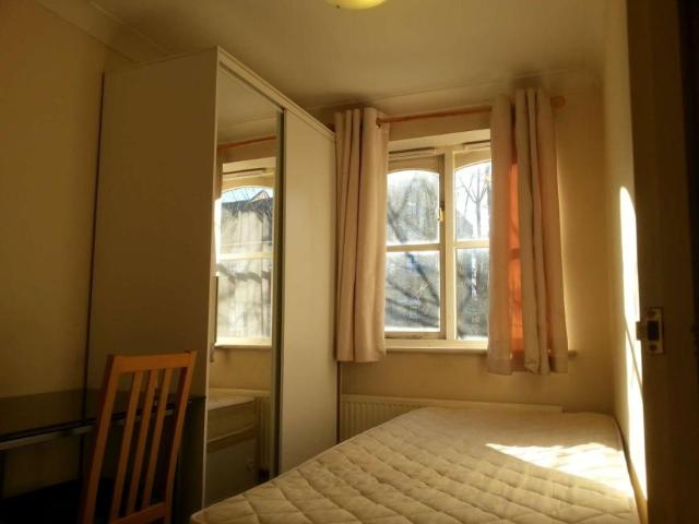 6 Bedroom Shared Living/roommate London London 101824389