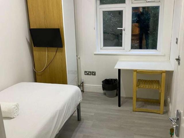 6 Bedroom Shared Living/roommate London London 101820331