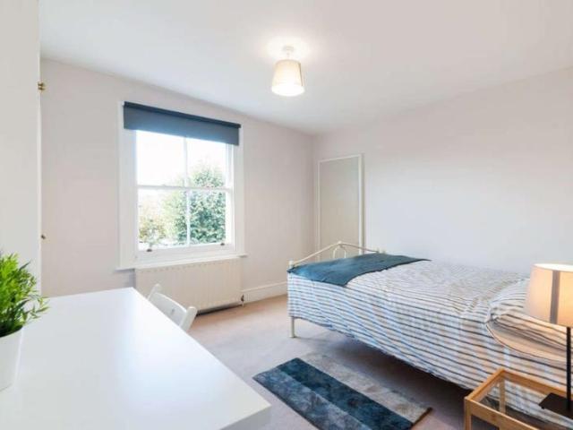6 Bedroom Shared Living/roommate London London 101822573