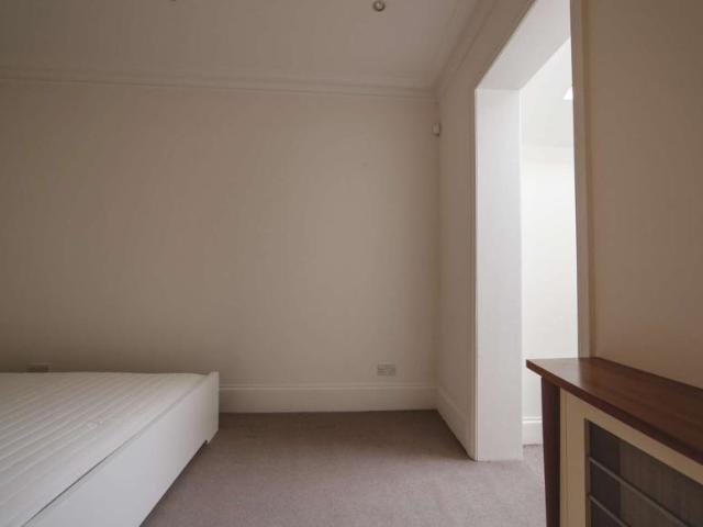 6 Bedroom Shared Living/roommate London London 101834041