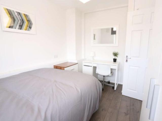 6 Bedroom Shared Living/roommate London London 101836758