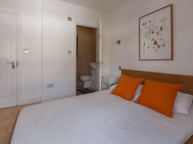 6 Bedroom Shared Living/roommate London London 101844570