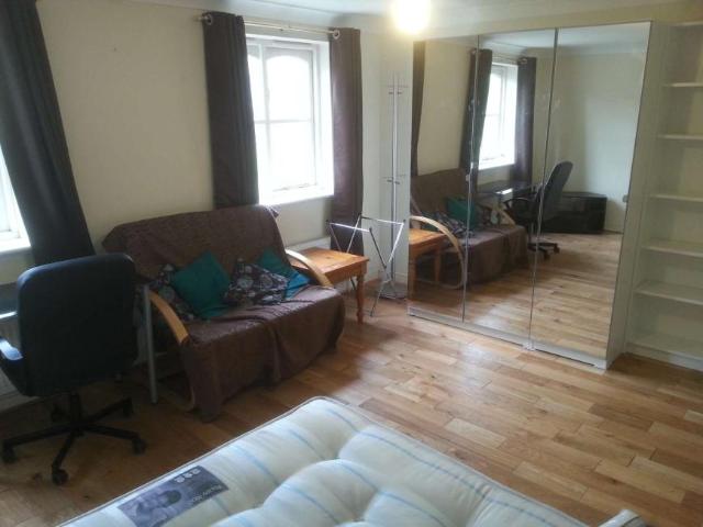 6 Bedroom Shared Living/roommate London London 101844768