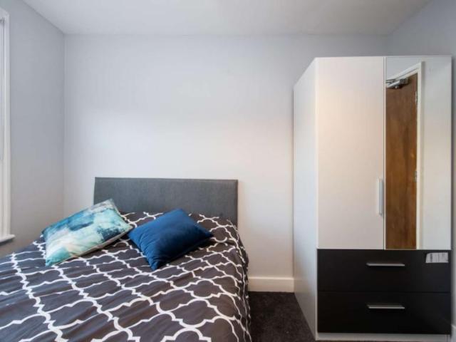 6 Bedroom Shared Living/roommate London London 101842708