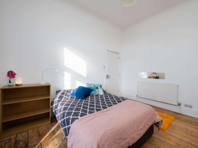 6 Bedroom Shared Living/roommate London London 101854659
