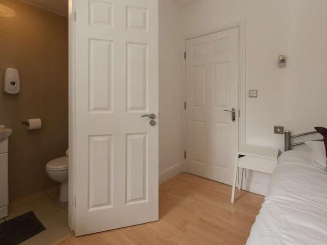 6 Bedroom Shared Living/roommate London London 101855773