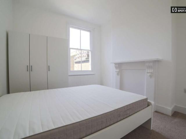 6 Bedroom Shared Living/roommate London London 102797064