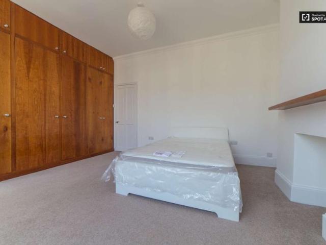 6 Bedroom Shared Living/roommate London London 102797070