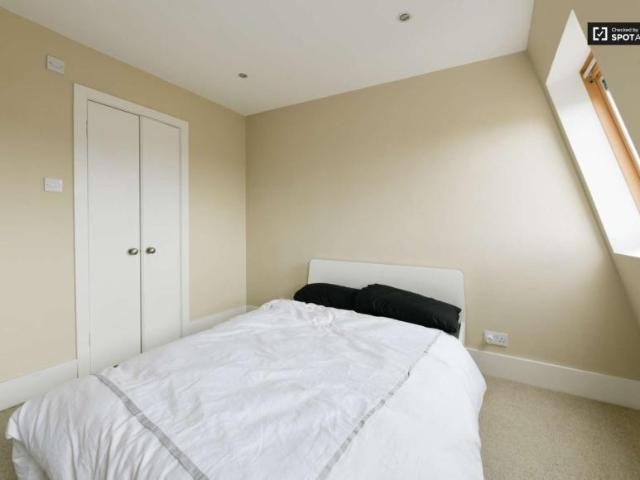 6 Bedroom Shared Living/roommate London London 102797072