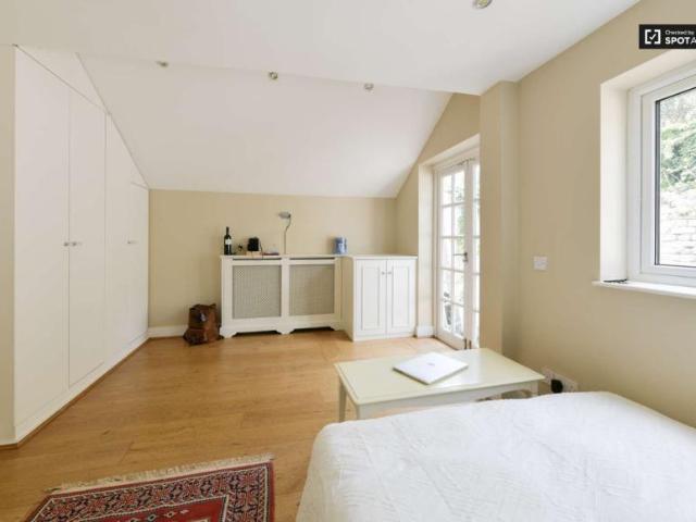 6 Bedroom Shared Living/roommate London London 102797089