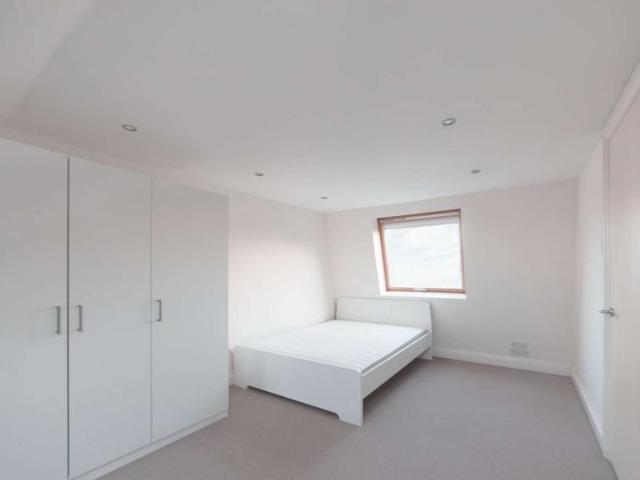 6 Bedroom Shared Living/roommate London London 102797095