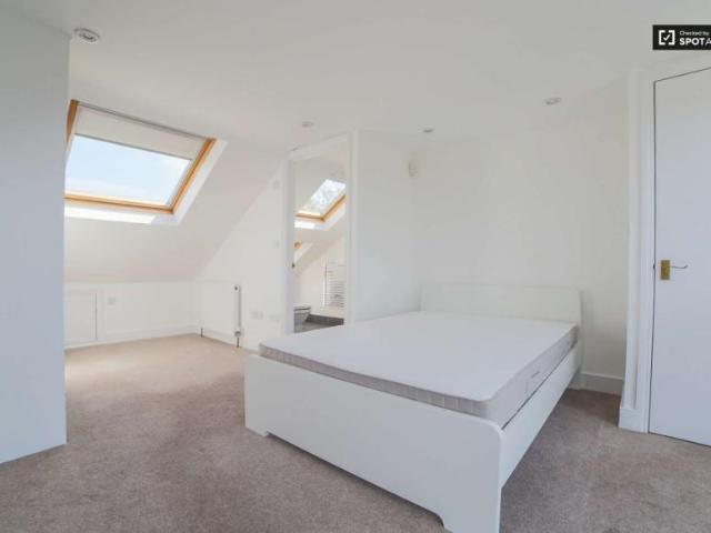 6 Bedroom Shared Living/roommate London London 102797118