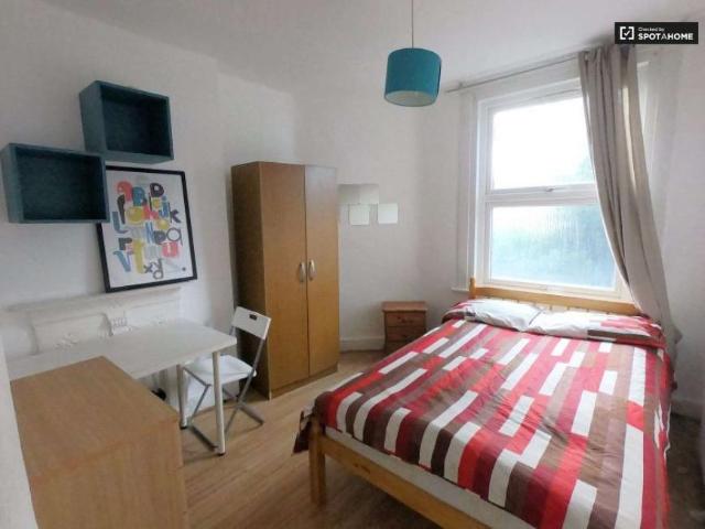 6 Bedroom Shared Living/roommate London London 103372206