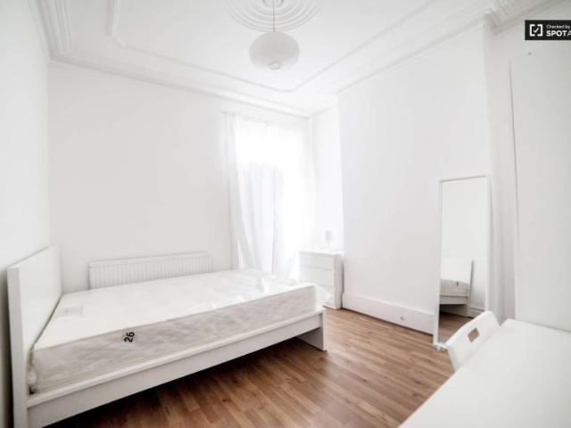 6 Bedroom Shared Living/roommate London London 103398648